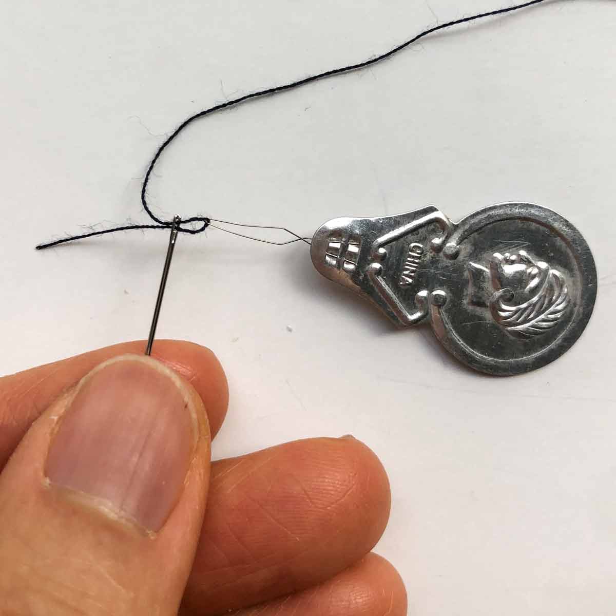 How to Easily Thread a Sewing Needle: 10+ Hacks - MindyMakes