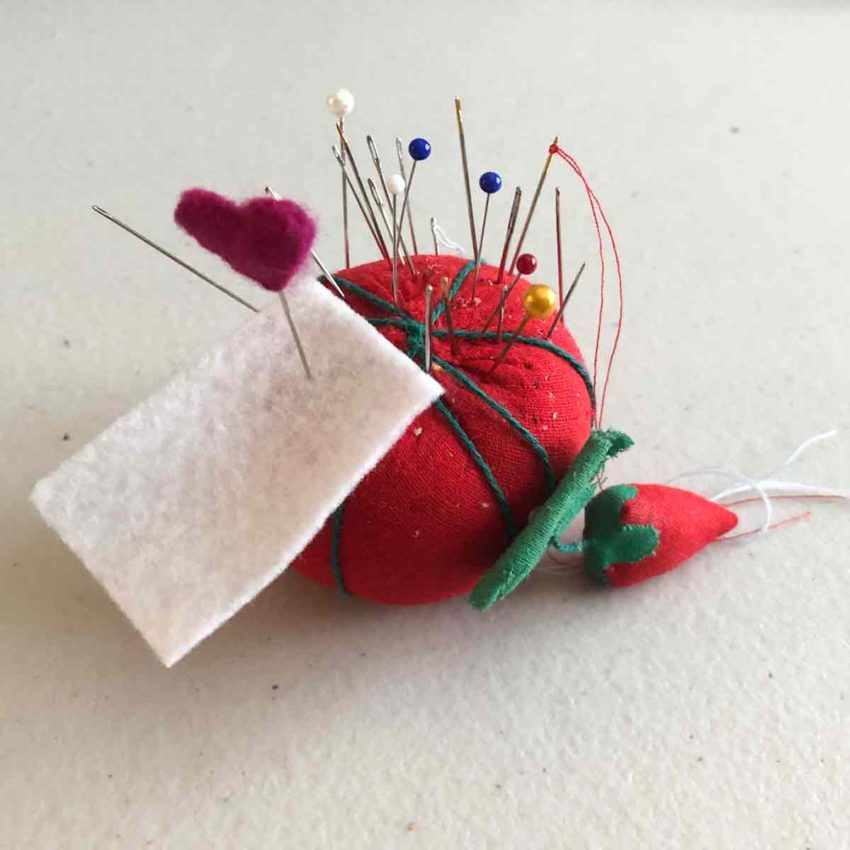 How to Easily Thread a Sewing Needle: 10+ Hacks - MindyMakes