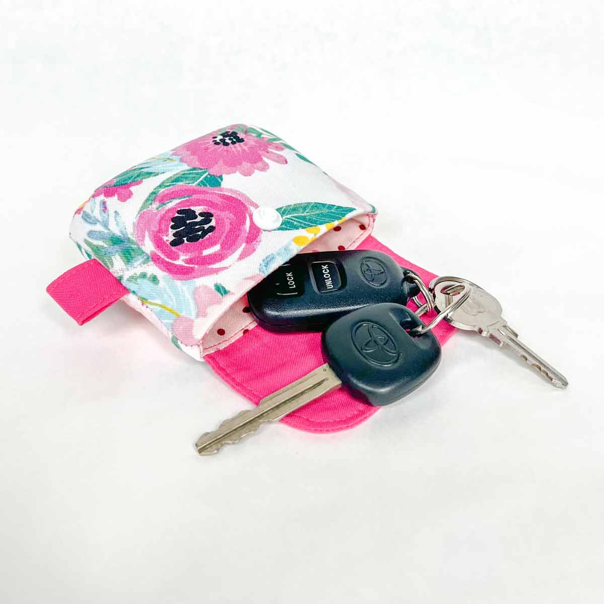 How to Make a Small Snap Pouch (Free Sewing Pattern) - MindyMakes