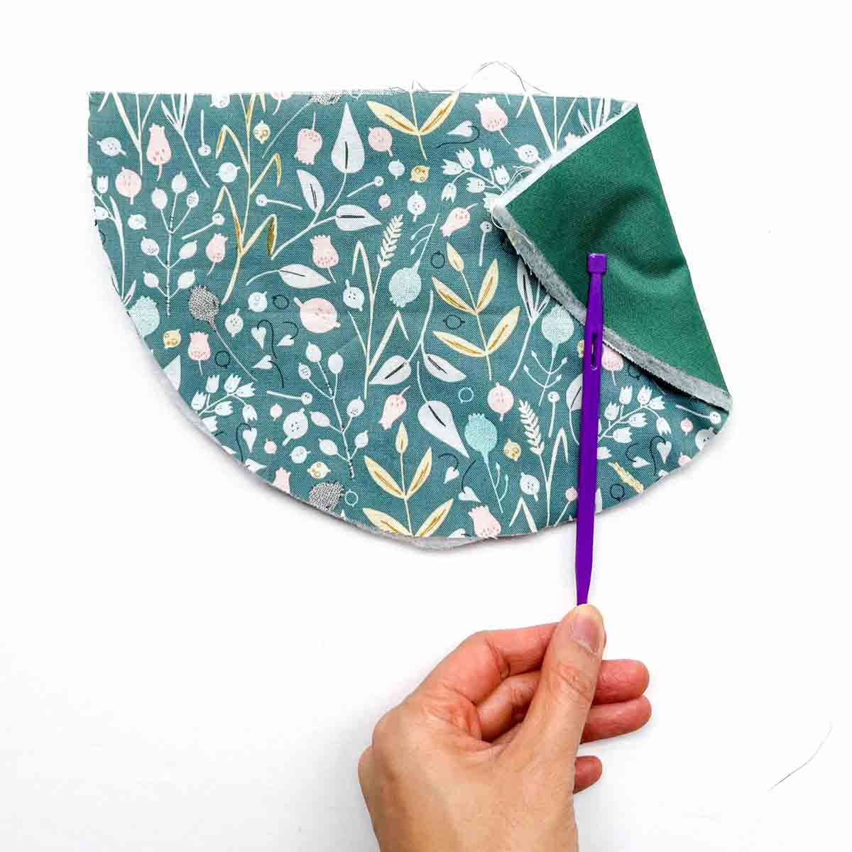 How to Make a Easy DIY Laptop Sleeve (Free Pattern) - MindyMakes