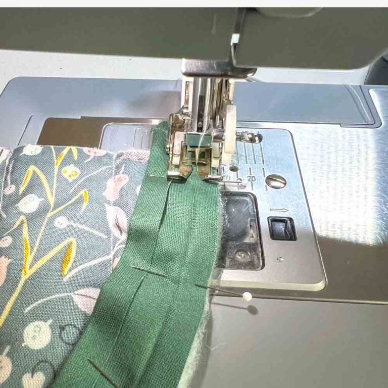 How to Make a Easy DIY Laptop Sleeve (Free Pattern) - MindyMakes