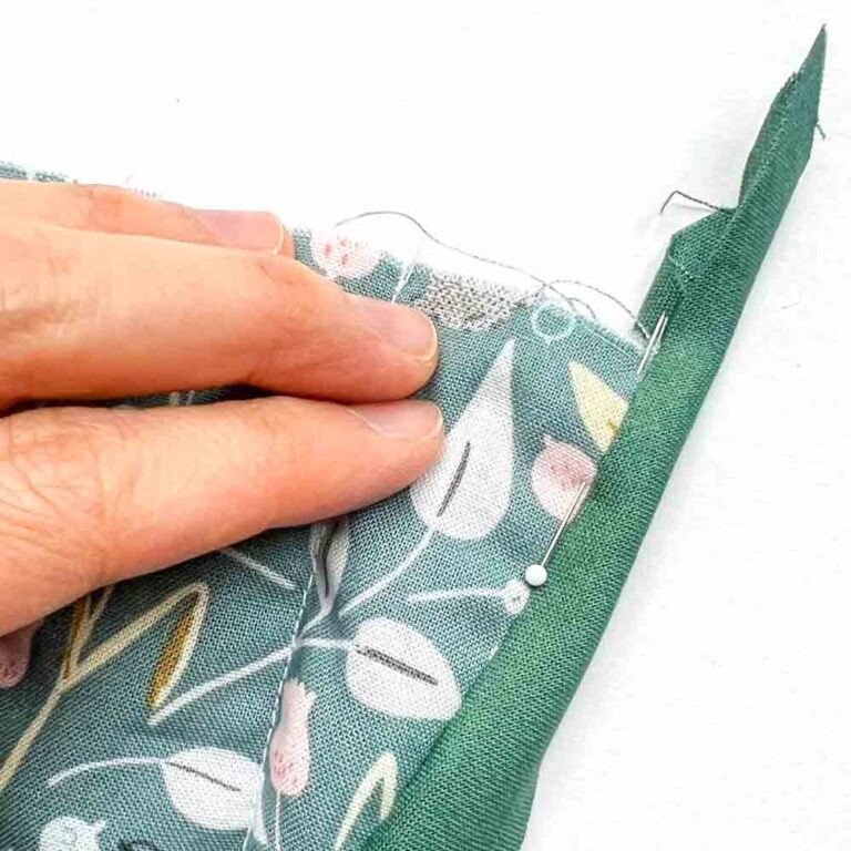 How to Make a Easy DIY Laptop Sleeve (Free Pattern) - MindyMakes