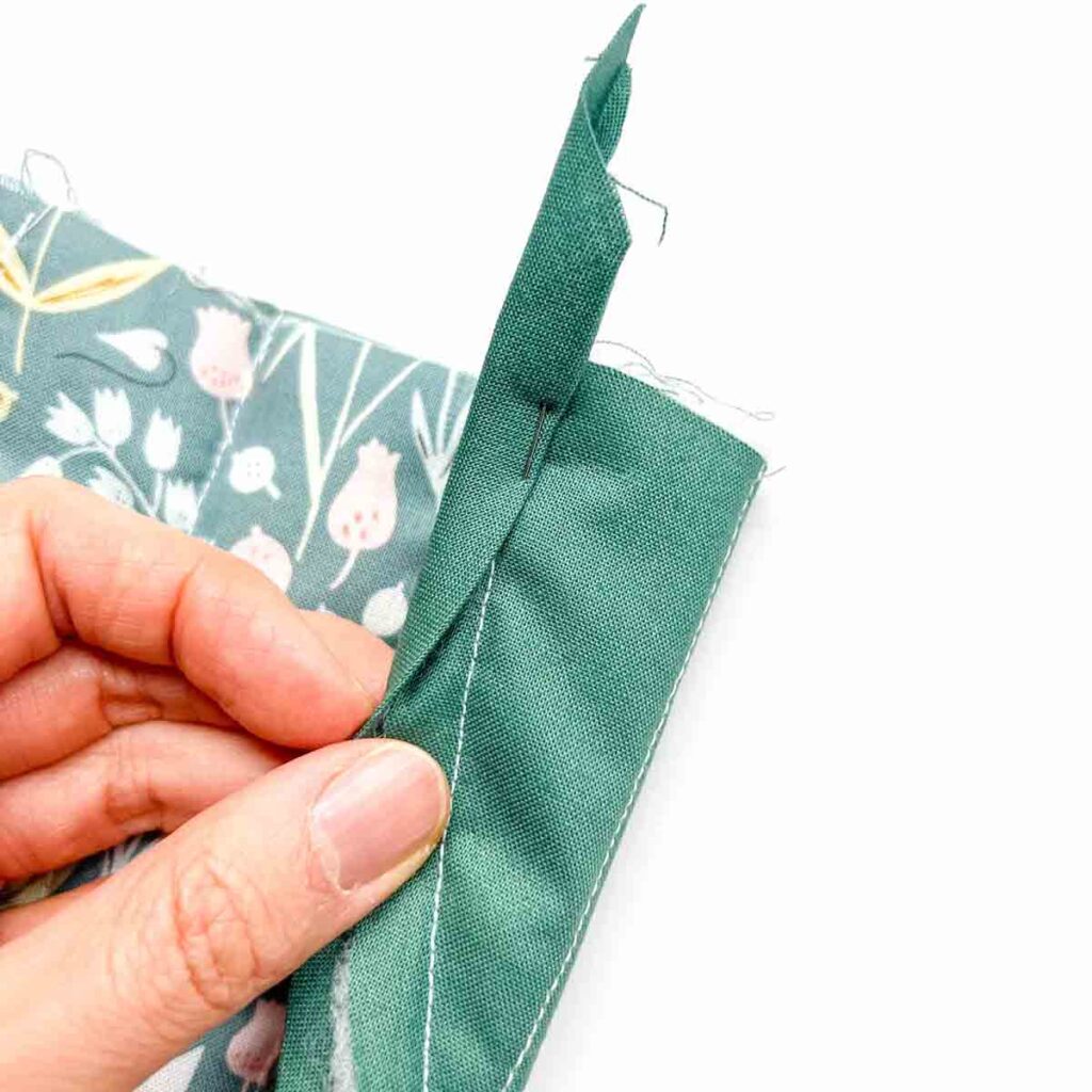 How to Make a Easy DIY Laptop Sleeve (Free Pattern) - MindyMakes